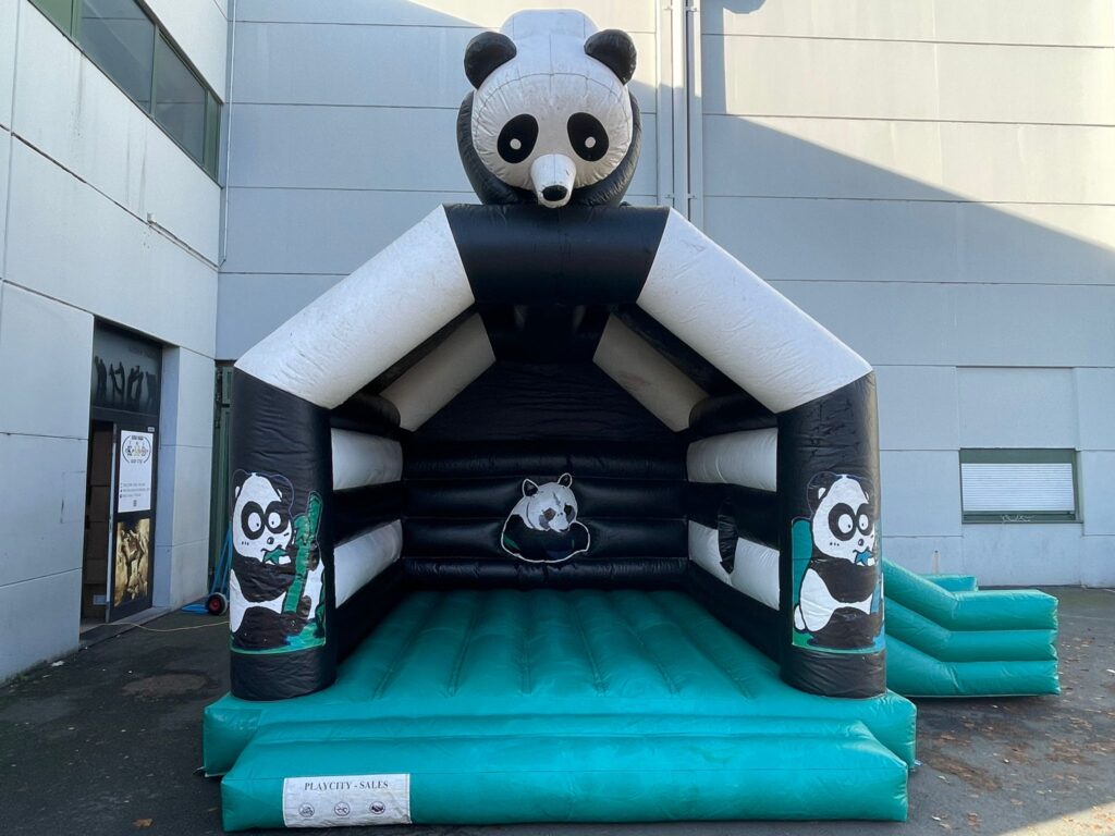 Rental of the bouncy castle "Le Panda" - TuMeGonfles
